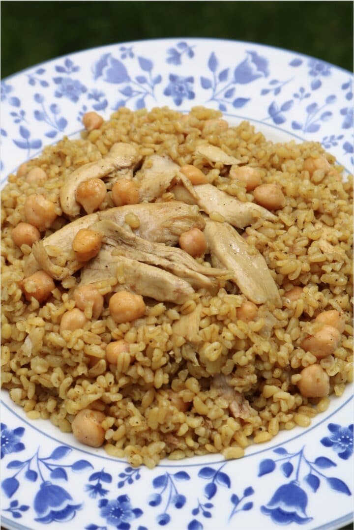 Bulgur Chickpea Pilaf with Chicken (Burghul Bidfeen) - Zaatar and Zaytoun